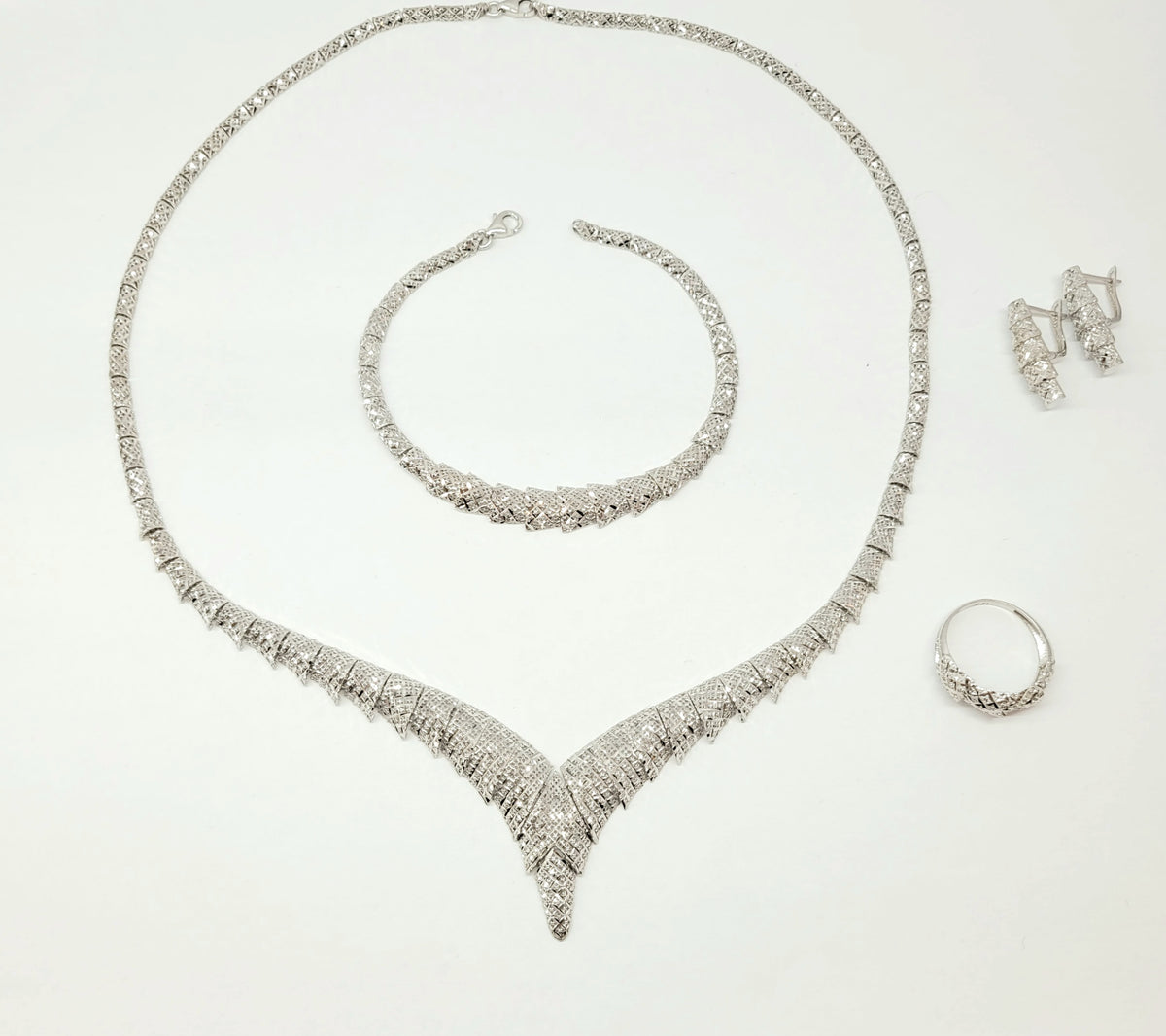 18K WHITE GOLD V SHAPED DIAMOND CUT SET – Azadi Jewellery